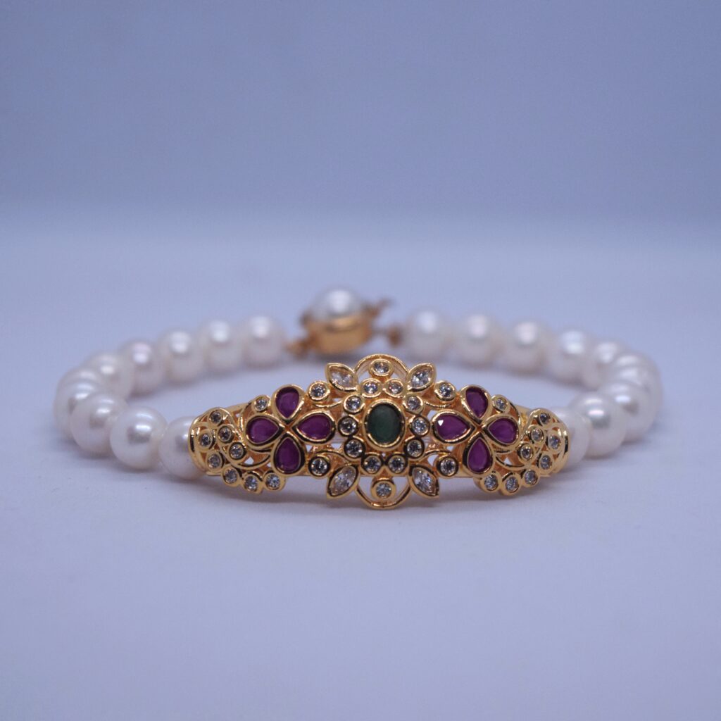 Traditional White Pearls 8 Inch Bracelet With Polki Clasp - Pure Pearls